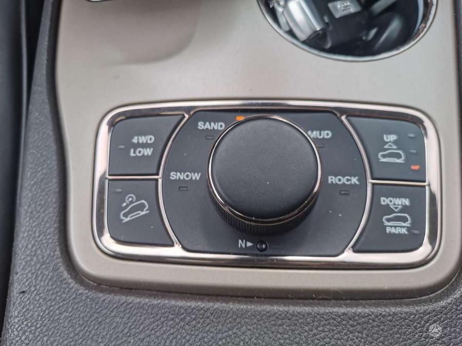 White Jeep Grand Cherokee 2013 in Kaunas, with an engine capacity of 2.99 L and mileage of 235 thousand km for 6300 €, photo 12 on AUTOMOTO.COM.LV