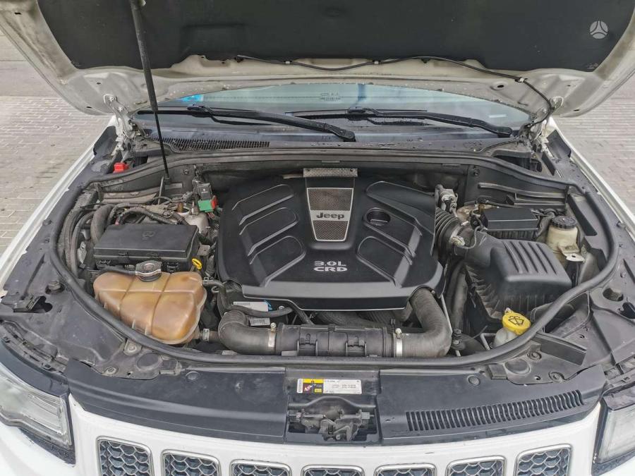 White Jeep Grand Cherokee 2013 in Kaunas, with an engine capacity of 2.99 L and mileage of 235 thousand km for 6300 €, photo 14 on AUTOMOTO.COM.LV