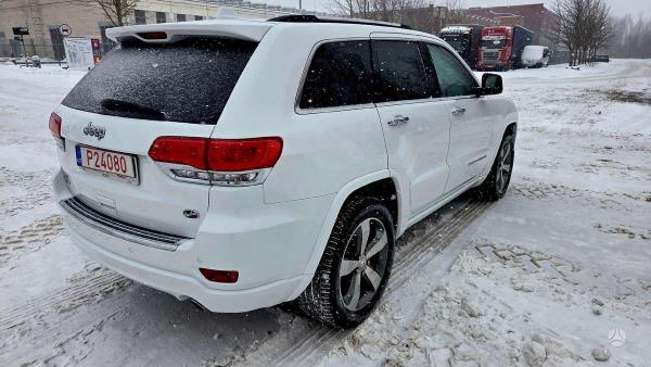 White Jeep Grand Cherokee 2014 in Siauliai, with an engine capacity of 2.99 L and mileage of 128 thousand km for 11900 €, photo 6 on AUTOMOTO.COM.LV