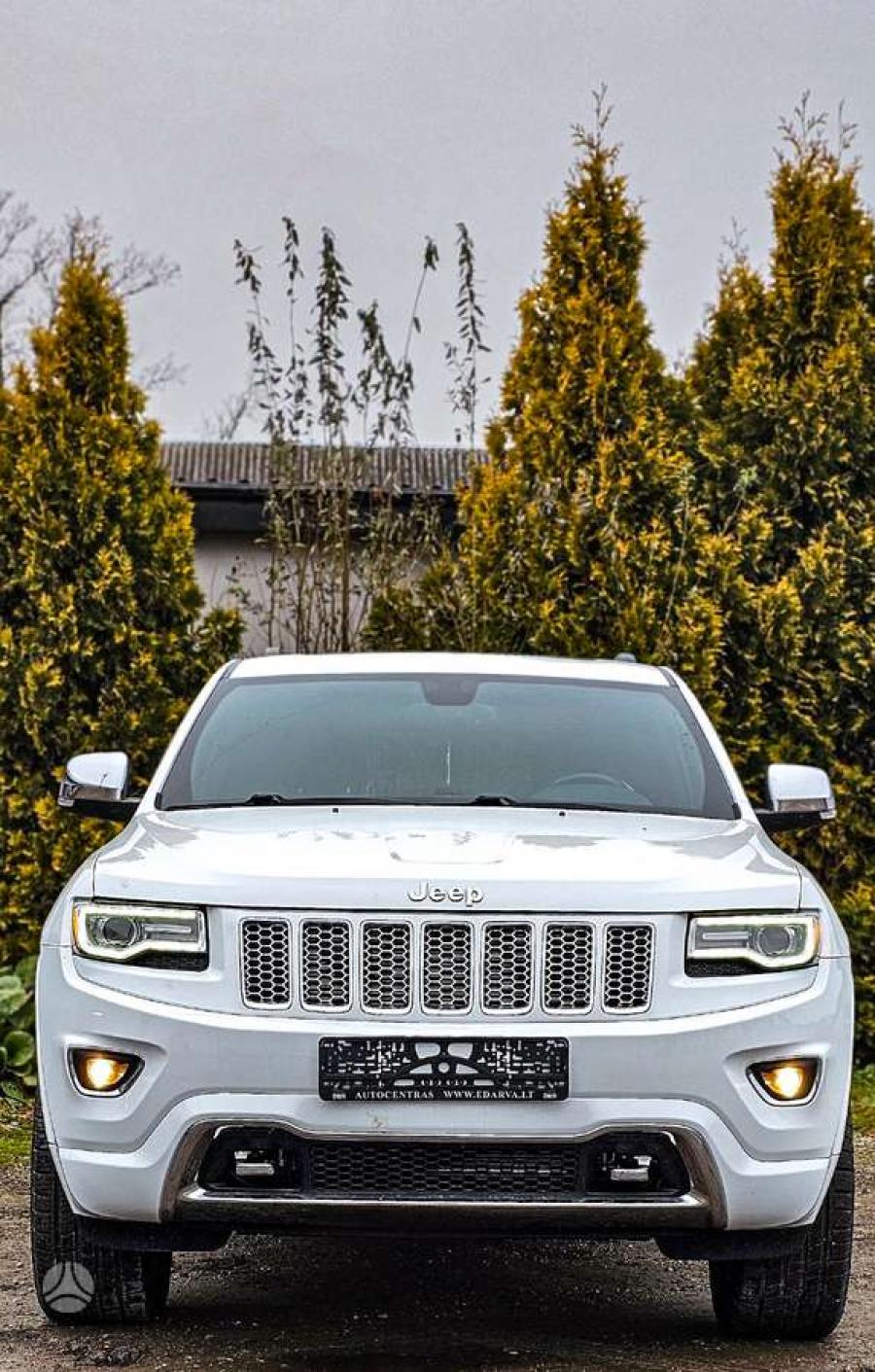 White Jeep Grand Cherokee 2014 in Kaunas, with an engine capacity of 5.65 L and mileage of 193 thousand km for 15200 €, photo 1 on AUTOMOTO.COM.LV