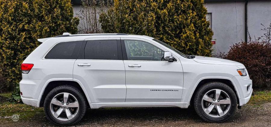 White Jeep Grand Cherokee 2014 in Kaunas, with an engine capacity of 5.65 L and mileage of 193 thousand km for 15200 €, photo 3 on AUTOMOTO.COM.LV