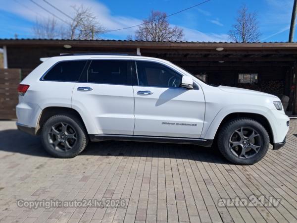 White Jeep Grand Cherokee 2014 in Tallinn, with an engine capacity of 3.00 L and mileage of 216 thousand km for 11500 €, photo 2 on AUTOMOTO.COM.LV