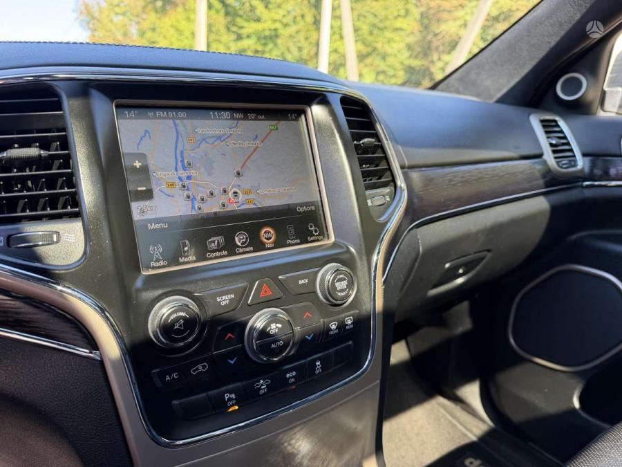 White Jeep Grand Cherokee 2014 in Kaunas, with an engine capacity of 3.00 L and mileage of 282 thousand km for 10700 €, photo 14 on AUTOMOTO.COM.LV