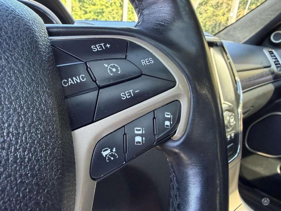 White Jeep Grand Cherokee 2014 in Kaunas, with an engine capacity of 3.00 L and mileage of 282 thousand km for 10700 €, photo 15 on AUTOMOTO.COM.LV