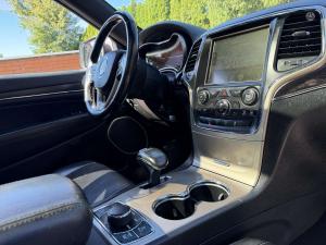 White Jeep Grand Cherokee 2014 in Kaunas, with an engine capacity of 3.00 L and mileage of 282 thousand km for 10700 €, photo 18 on AUTOMOTO.COM.LV