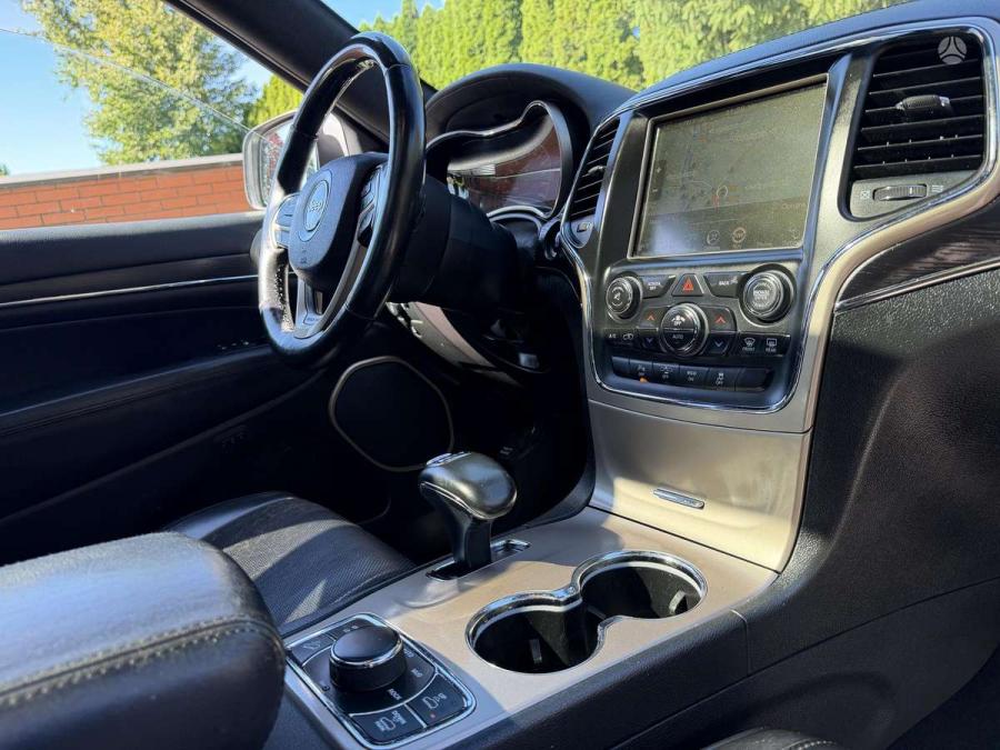 White Jeep Grand Cherokee 2014 in Kaunas, with an engine capacity of 3.00 L and mileage of 282 thousand km for 10700 €, photo 18 on AUTOMOTO.COM.LV