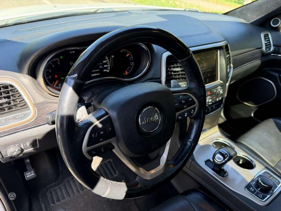White Jeep Grand Cherokee 2014 in Kaunas, with an engine capacity of 3.00 L and mileage of 282 thousand km for 10700 €, photo 26 on AUTOMOTO.COM.LV