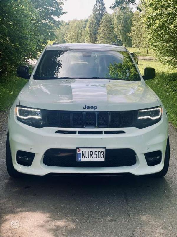 White Jeep Grand Cherokee 2014 in Elektrenai, with an engine capacity of 3.60 L and mileage of 207 thousand km for 14500 €, photo 2 on AUTOMOTO.COM.LV