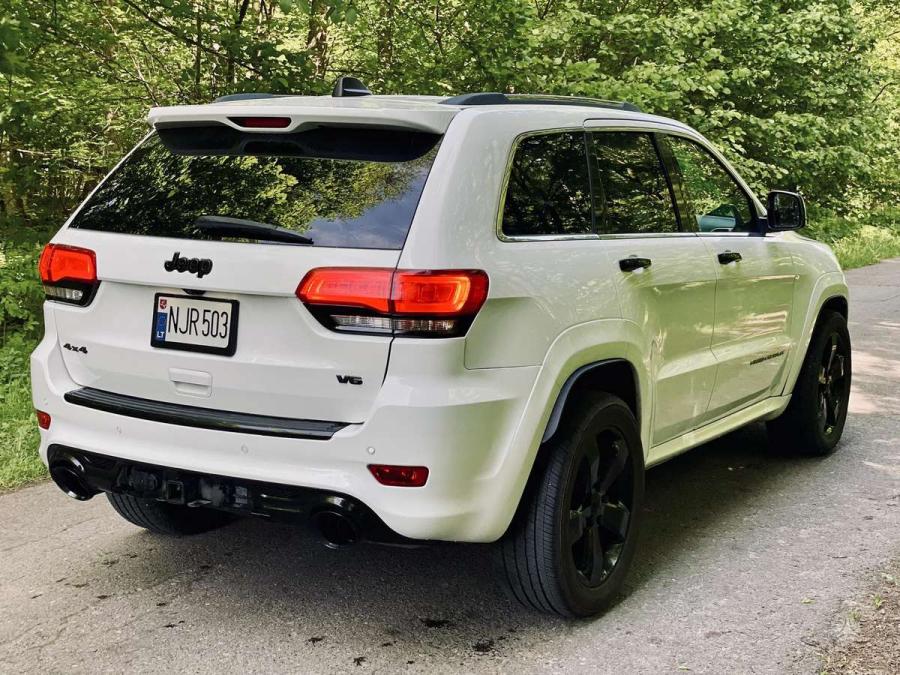 White Jeep Grand Cherokee 2014 in Elektrenai, with an engine capacity of 3.60 L and mileage of 207 thousand km for 14500 €, photo 5 on AUTOMOTO.COM.LV