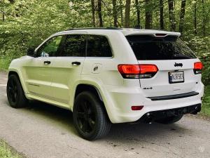 White Jeep Grand Cherokee 2014 in Elektrenai, with an engine capacity of 3.60 L and mileage of 207 thousand km for 14500 €, photo 7 on AUTOMOTO.COM.LV