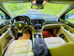 White Jeep Grand Cherokee 2014 in Elektrenai, with an engine capacity of 3.60 L and mileage of 207 thousand km for 14500 €, photo 8 on AUTOMOTO.COM.LV