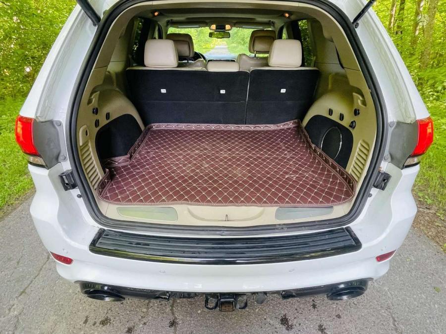 White Jeep Grand Cherokee 2014 in Elektrenai, with an engine capacity of 3.60 L and mileage of 207 thousand km for 14500 €, photo 9 on AUTOMOTO.COM.LV