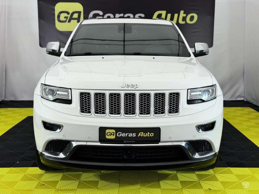 White Jeep Grand Cherokee 2015 in Vilnius, with an engine capacity of 2.99 L and mileage of 205 thousand km for 12950 €, photo 2 on AUTOMOTO.COM.LV