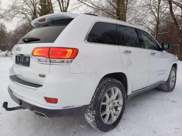 White Jeep Grand Cherokee 2015 in Siauliai, with an engine capacity of 3.00 L and mileage of 193 thousand km for 13950 €, photo 3 on AUTOMOTO.COM.LV