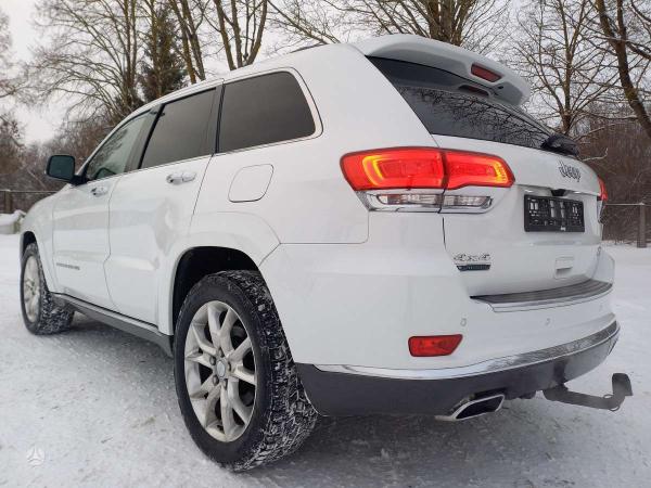 White Jeep Grand Cherokee 2015 in Siauliai, with an engine capacity of 3.00 L and mileage of 193 thousand km for 13950 €, photo 6 on AUTOMOTO.COM.LV