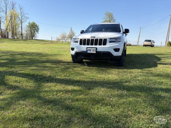 White Jeep Grand Cherokee 2015 in Kaunas, with an engine capacity of 5.70 L and mileage of 241 thousand km for 15600 €, photo 2 on AUTOMOTO.COM.LV