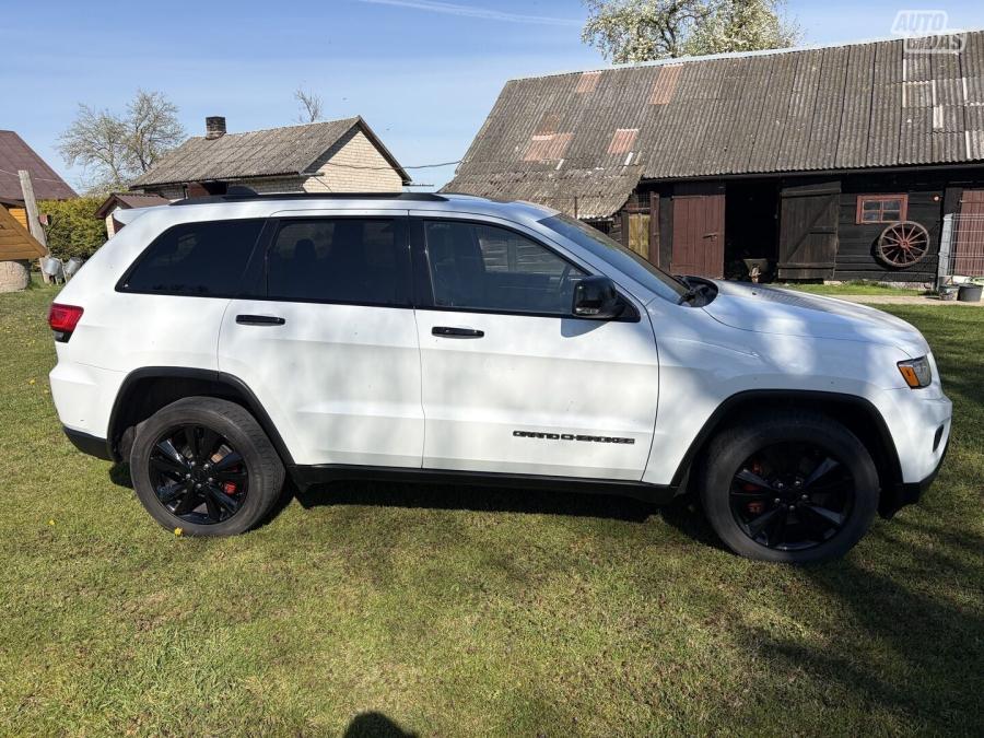 Balts Jeep Grand Cherokee 2015 Kauņa, ar dzinēja tilpumu 5.70 L un nobraukumu 241 tūkst. km par 15600 €, foto 5 vietnē AUTOMOTO.COM.LV