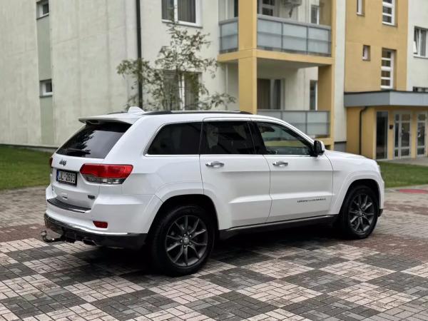 White Jeep Grand Cherokee 2015 in Riga, with an engine capacity of 3.00 L and mileage of 0 thousand km for 10900 €, photo 4 on AUTOMOTO.COM.LV