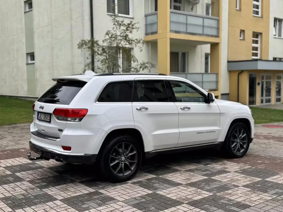 White Jeep Grand Cherokee 2015 in Riga, with an engine capacity of 3.00 L and mileage of 0 thousand km for 10900 €, photo 5 on AUTOMOTO.COM.LV