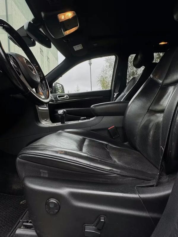 White Jeep Grand Cherokee 2015 in Riga, with an engine capacity of 3.00 L and mileage of 0 thousand km for 10900 €, photo 7 on AUTOMOTO.COM.LV