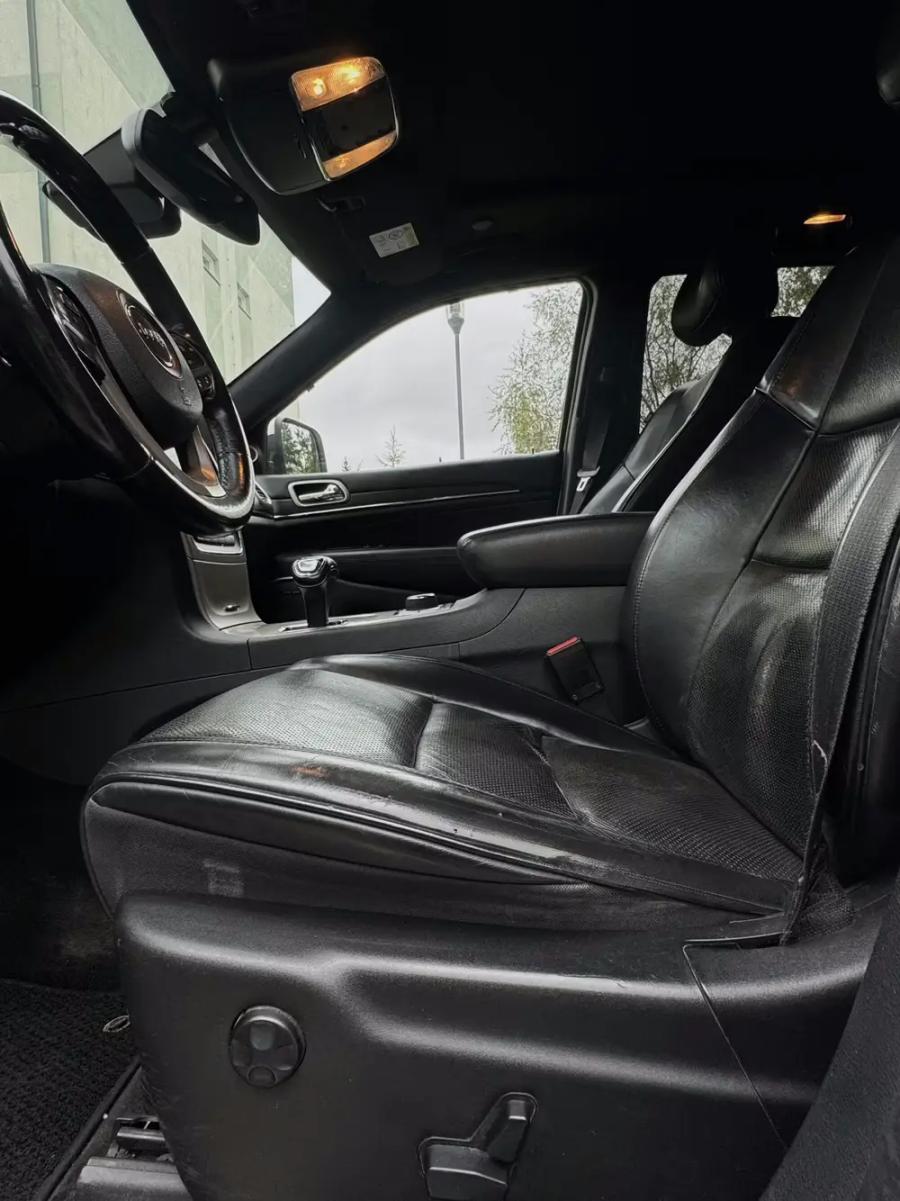 White Jeep Grand Cherokee 2015 in Riga, with an engine capacity of 3.00 L and mileage of 0 thousand km for 10900 €, photo 8 on AUTOMOTO.COM.LV