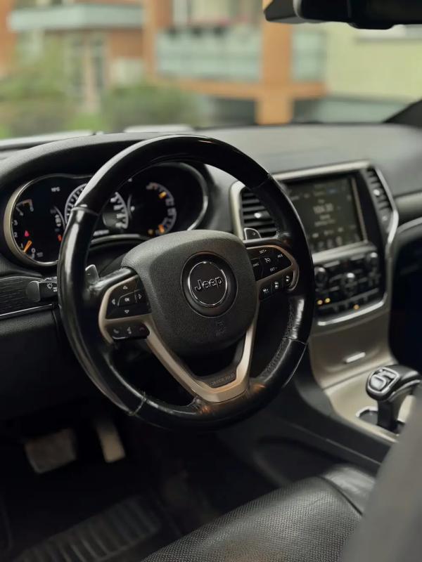 White Jeep Grand Cherokee 2015 in Riga, with an engine capacity of 3.00 L and mileage of 0 thousand km for 10900 €, photo 8 on AUTOMOTO.COM.LV