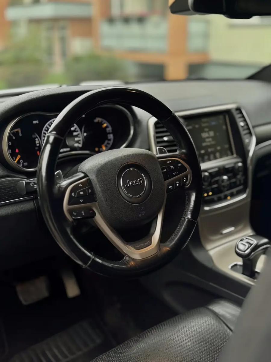 White Jeep Grand Cherokee 2015 in Riga, with an engine capacity of 3.00 L and mileage of 0 thousand km for 10900 €, photo 9 on AUTOMOTO.COM.LV