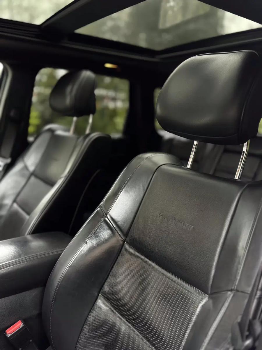 White Jeep Grand Cherokee 2015 in Riga, with an engine capacity of 3.00 L and mileage of 0 thousand km for 10900 €, photo 14 on AUTOMOTO.COM.LV