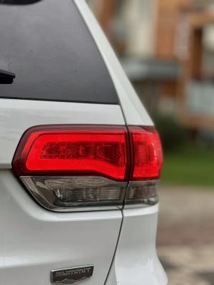 White Jeep Grand Cherokee 2015 in Riga, with an engine capacity of 3.00 L and mileage of 0 thousand km for 10900 €, photo 16 on AUTOMOTO.COM.LV