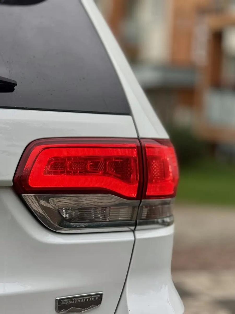 White Jeep Grand Cherokee 2015 in Riga, with an engine capacity of 3.00 L and mileage of 0 thousand km for 10900 €, photo 16 on AUTOMOTO.COM.LV