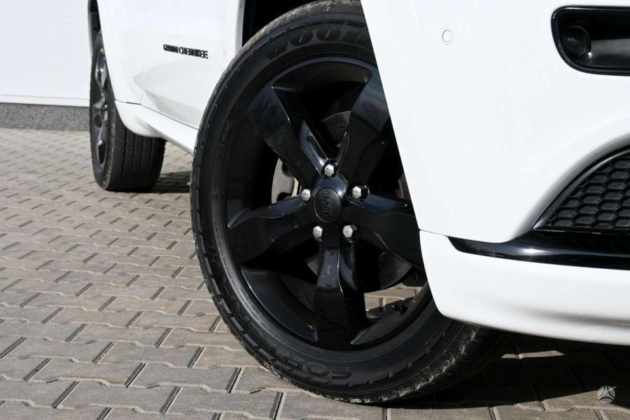 White Jeep Grand Cherokee 2015 in Kretinga, with an engine capacity of 5.65 L and mileage of 164 thousand km for 14499 €, photo 7 on AUTOMOTO.COM.LV