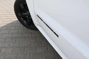 White Jeep Grand Cherokee 2015 in Kretinga, with an engine capacity of 5.65 L and mileage of 164 thousand km for 14499 €, photo 8 on AUTOMOTO.COM.LV