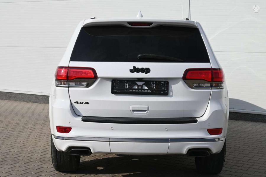 White Jeep Grand Cherokee 2015 in Kretinga, with an engine capacity of 5.65 L and mileage of 164 thousand km for 14499 €, photo 10 on AUTOMOTO.COM.LV