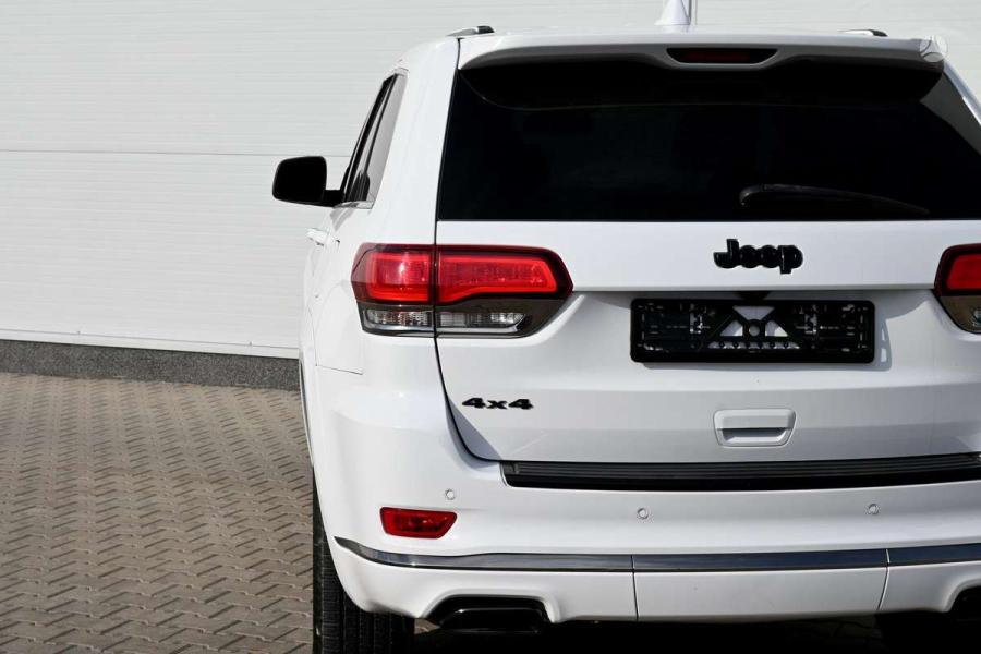 White Jeep Grand Cherokee 2015 in Kretinga, with an engine capacity of 5.65 L and mileage of 164 thousand km for 14499 €, photo 12 on AUTOMOTO.COM.LV
