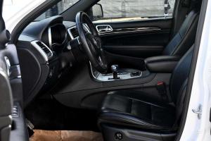 White Jeep Grand Cherokee 2015 in Kretinga, with an engine capacity of 5.65 L and mileage of 164 thousand km for 14499 €, photo 18 on AUTOMOTO.COM.LV