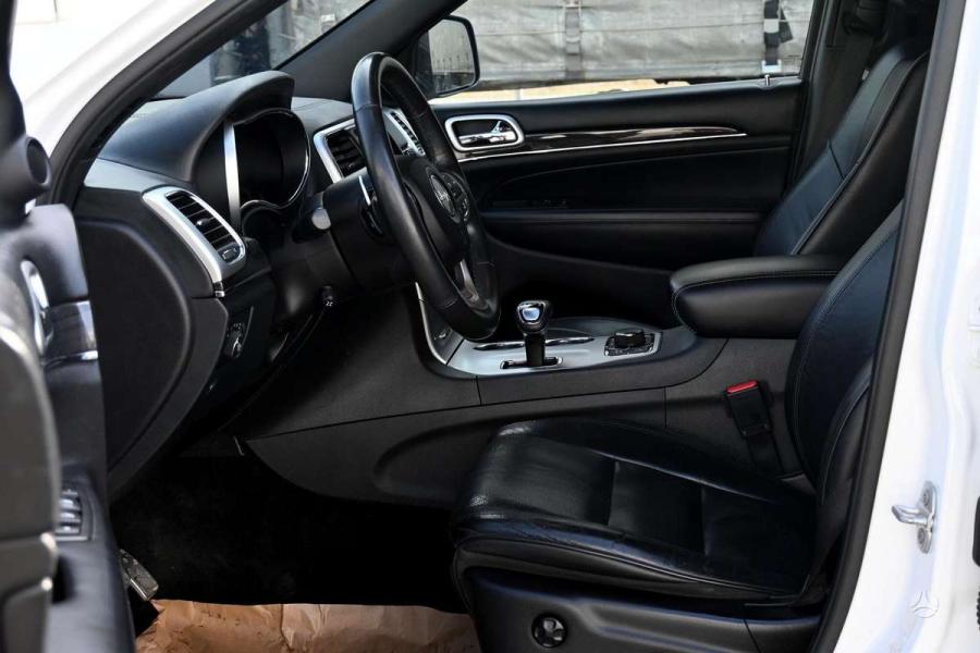 White Jeep Grand Cherokee 2015 in Kretinga, with an engine capacity of 5.65 L and mileage of 164 thousand km for 14499 €, photo 18 on AUTOMOTO.COM.LV