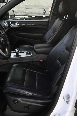 White Jeep Grand Cherokee 2015 in Kretinga, with an engine capacity of 5.65 L and mileage of 164 thousand km for 14499 €, photo 19 on AUTOMOTO.COM.LV