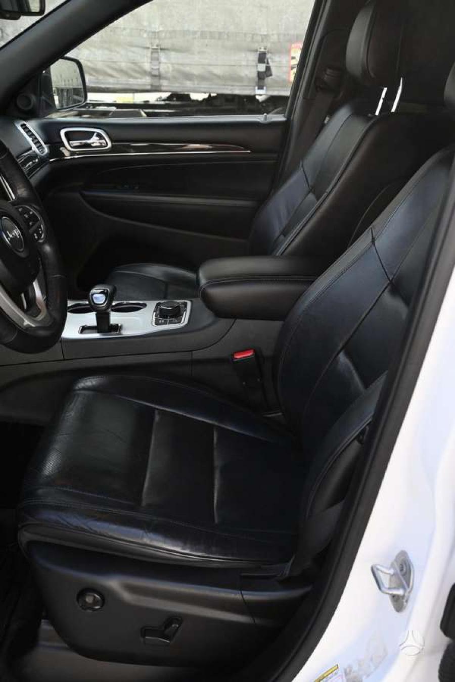 White Jeep Grand Cherokee 2015 in Kretinga, with an engine capacity of 5.65 L and mileage of 164 thousand km for 14499 €, photo 19 on AUTOMOTO.COM.LV