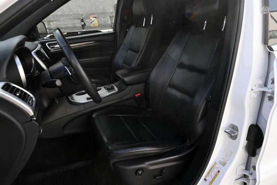 White Jeep Grand Cherokee 2015 in Kretinga, with an engine capacity of 5.65 L and mileage of 164 thousand km for 14499 €, photo 20 on AUTOMOTO.COM.LV