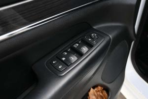 White Jeep Grand Cherokee 2015 in Kretinga, with an engine capacity of 5.65 L and mileage of 164 thousand km for 14499 €, photo 21 on AUTOMOTO.COM.LV