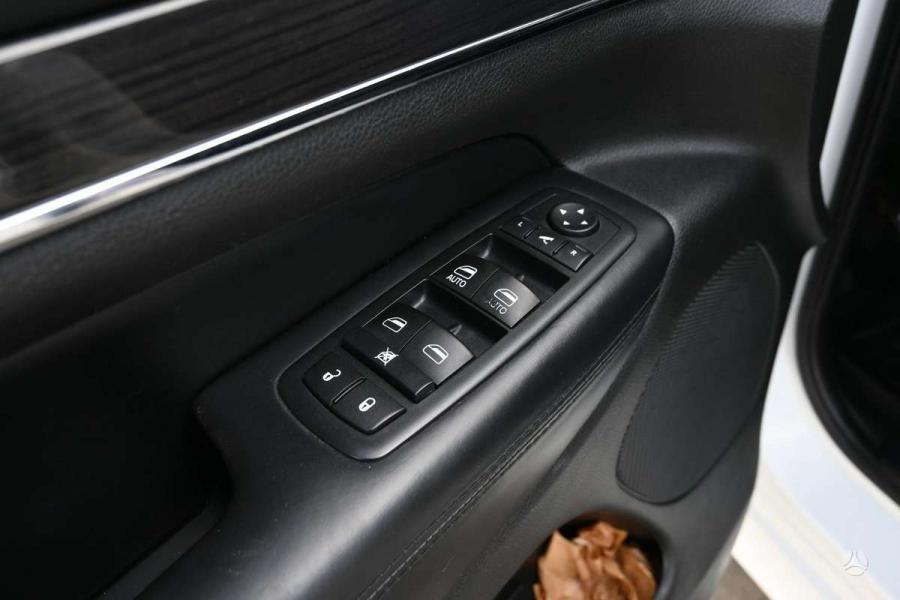 White Jeep Grand Cherokee 2015 in Kretinga, with an engine capacity of 5.65 L and mileage of 164 thousand km for 14499 €, photo 21 on AUTOMOTO.COM.LV