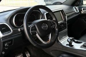 White Jeep Grand Cherokee 2015 in Kretinga, with an engine capacity of 5.65 L and mileage of 164 thousand km for 14499 €, photo 22 on AUTOMOTO.COM.LV