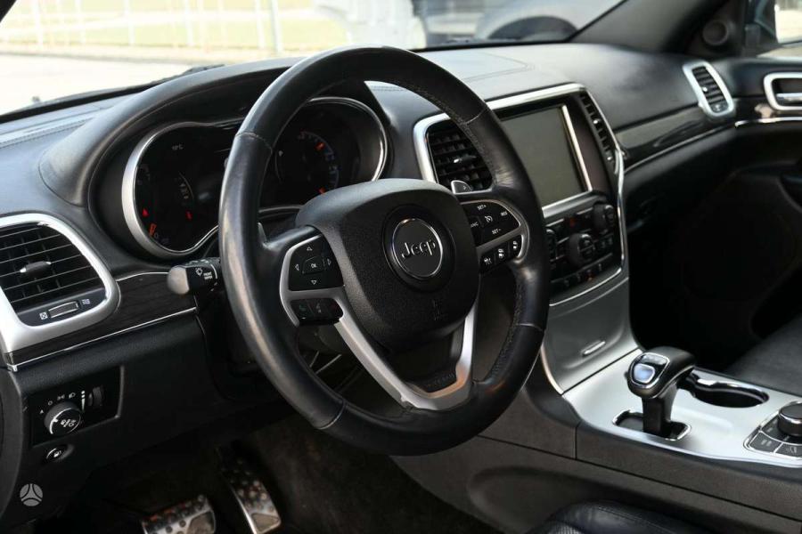 White Jeep Grand Cherokee 2015 in Kretinga, with an engine capacity of 5.65 L and mileage of 164 thousand km for 14499 €, photo 22 on AUTOMOTO.COM.LV