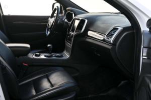 White Jeep Grand Cherokee 2015 in Kretinga, with an engine capacity of 5.65 L and mileage of 164 thousand km for 14499 €, photo 23 on AUTOMOTO.COM.LV
