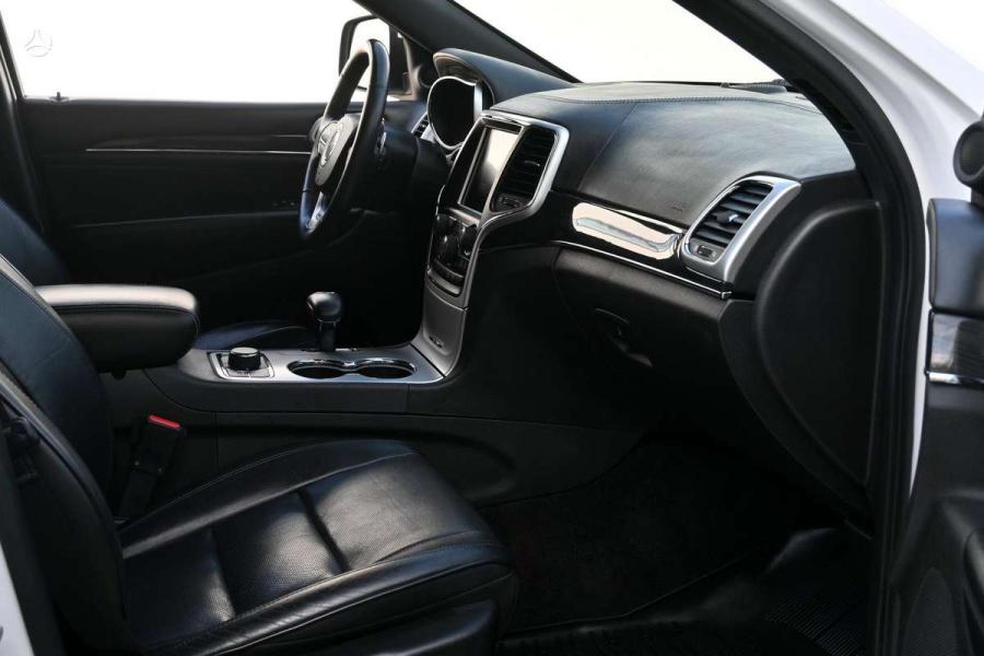White Jeep Grand Cherokee 2015 in Kretinga, with an engine capacity of 5.65 L and mileage of 164 thousand km for 14499 €, photo 23 on AUTOMOTO.COM.LV