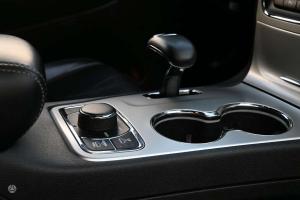 White Jeep Grand Cherokee 2015 in Kretinga, with an engine capacity of 5.65 L and mileage of 164 thousand km for 14499 €, photo 24 on AUTOMOTO.COM.LV