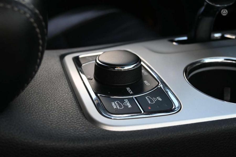 White Jeep Grand Cherokee 2015 in Kretinga, with an engine capacity of 5.65 L and mileage of 164 thousand km for 14499 €, photo 26 on AUTOMOTO.COM.LV