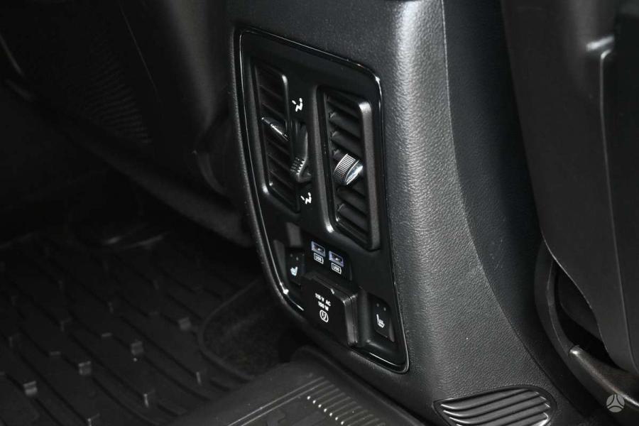 White Jeep Grand Cherokee 2015 in Kretinga, with an engine capacity of 5.65 L and mileage of 164 thousand km for 14499 €, photo 27 on AUTOMOTO.COM.LV