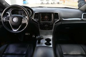 White Jeep Grand Cherokee 2015 in Kretinga, with an engine capacity of 5.65 L and mileage of 164 thousand km for 14499 €, photo 28 on AUTOMOTO.COM.LV
