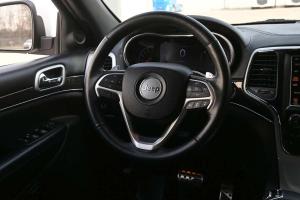 White Jeep Grand Cherokee 2015 in Kretinga, with an engine capacity of 5.65 L and mileage of 164 thousand km for 14499 €, photo 29 on AUTOMOTO.COM.LV
